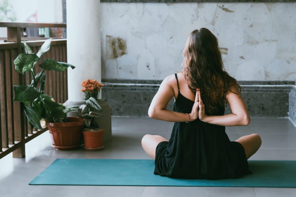 Yoga Home Practise Sequence: 13 Easy Steps for a Calm Morning - Happy ...
